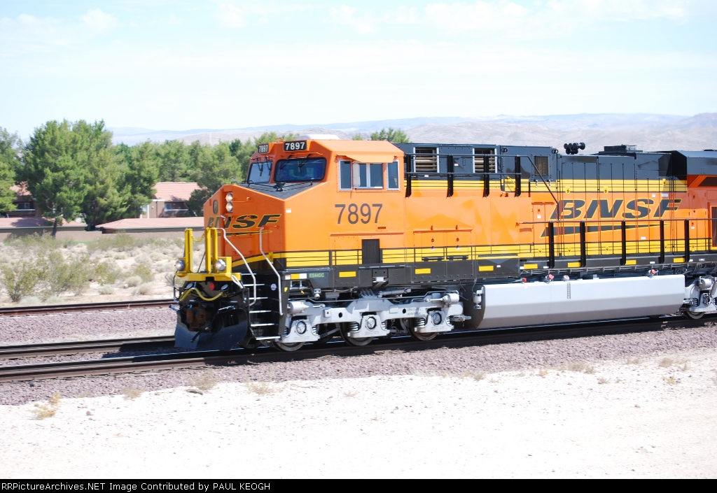 BNSF 7897 rolls past me as she heads west with a HOT Z towards LA.